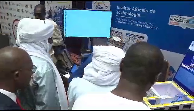 Visite du ministre au stand de IATNiger - SeNum24